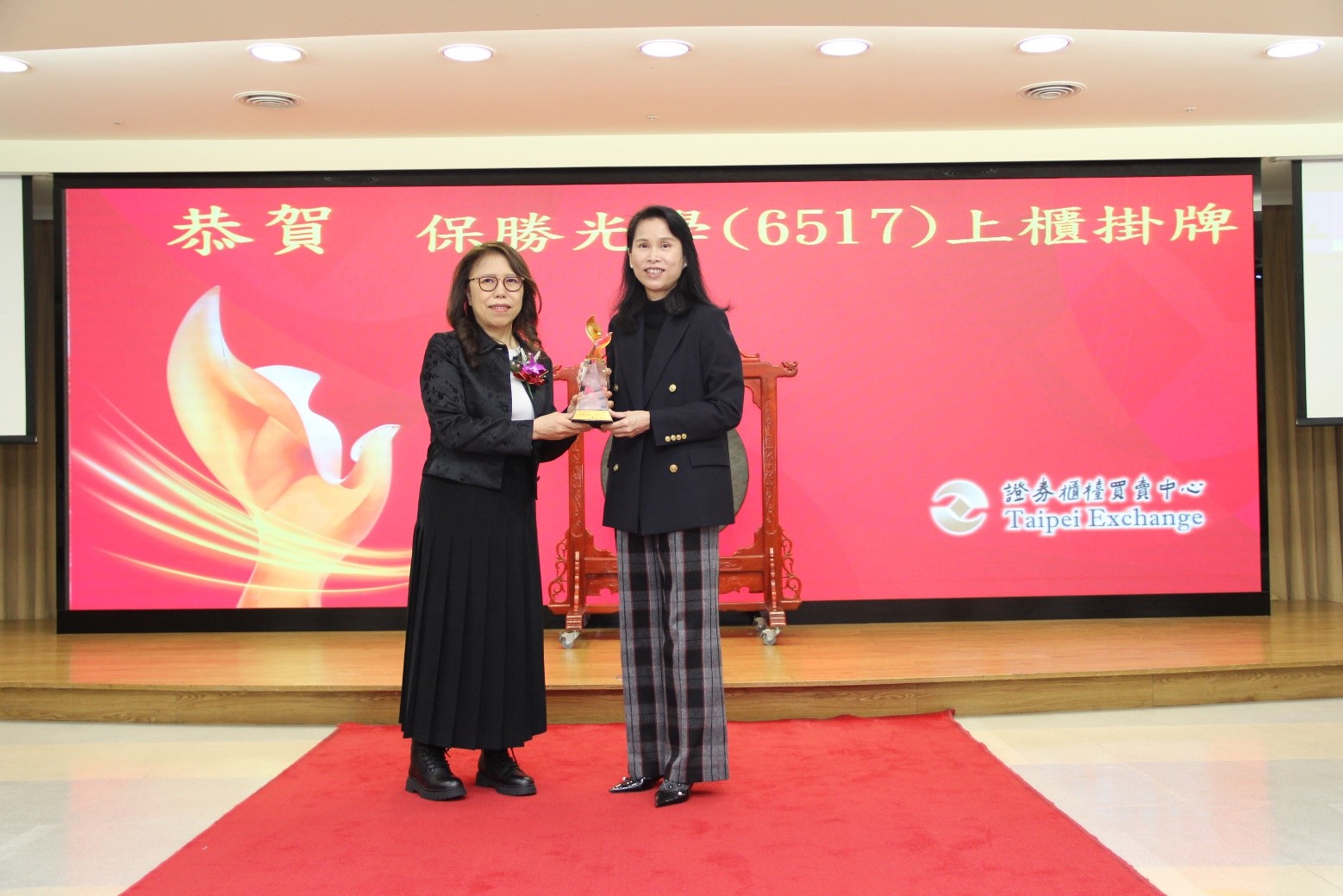 TPEx’s Managing Director & CEO gave a souvenir to BASO PRECISION OPTICS ...